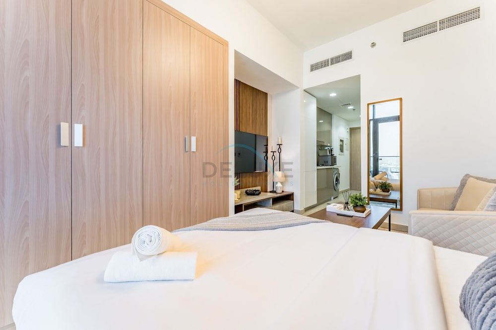 Studio Near Meydan Racecourse & Golf Club with Easy Access to Al Meydan ...
