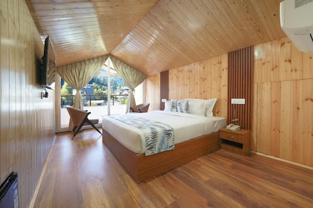 SKYVIEW ATTIC WITH BALCONY | Lençóis de algodão egípcio, roupa de alta qualidade, minibar . Hotel Skyline, Manali - Walking to Mall Road, Centrally Heated