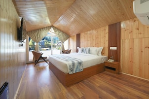 SKYVIEW ATTIC WITH BALCONY | Roupas de cama de algodão egípcio, roupas de cama premium, frigobar