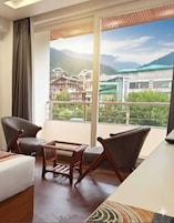 Quarto casal ou duplo luxo, sacada, vista para a colina | Roupas de cama de algodão egípcio, roupas de cama premium, frigobar