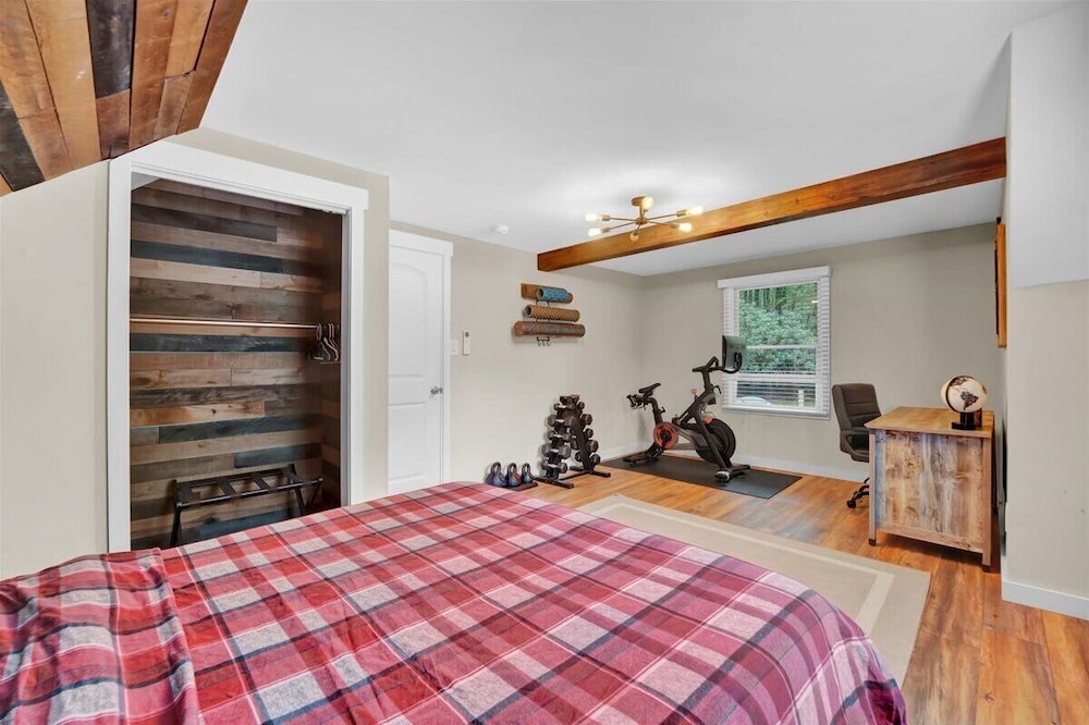 Cozy Woodland Escape-Hot Tub, Sauna, Walk to Lake! - Lake Harmony | Vrbo