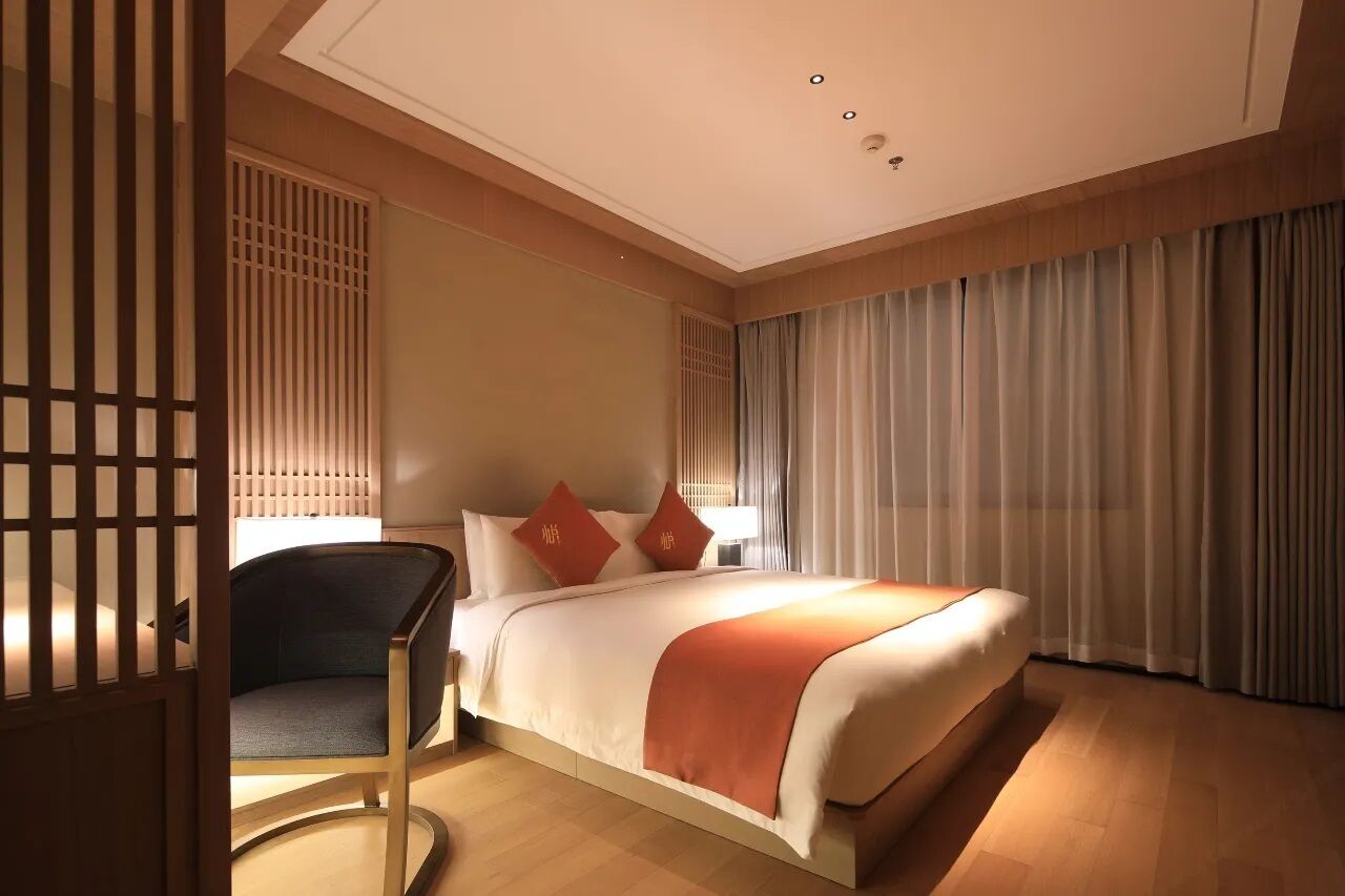 Quarto Básico, Vista para a cidade | Secretária, secretária adequada para computadores portáteis 