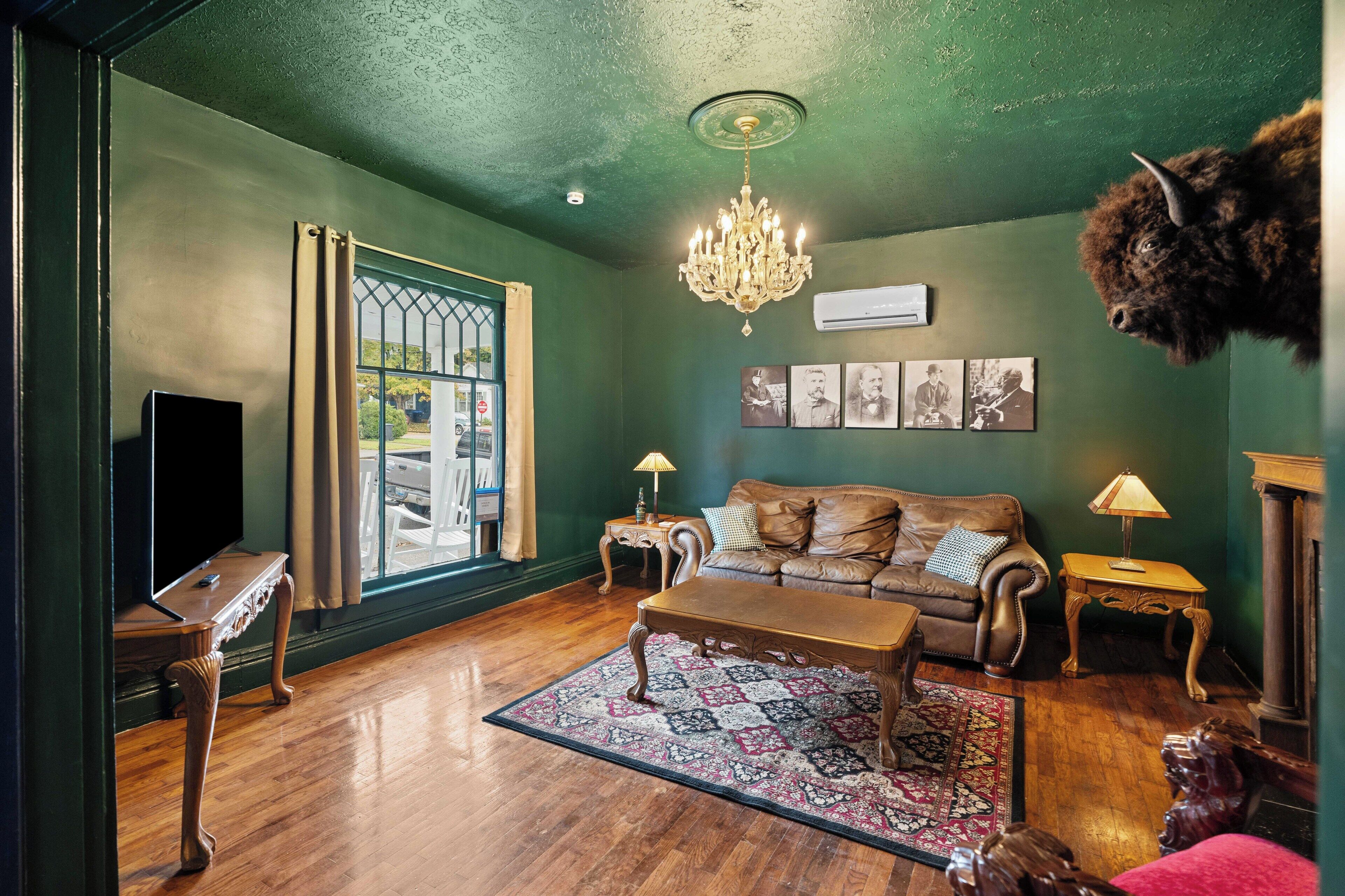 Horse & Bourbon I Tempurpedic 3 Kings I 1 Queen - Frankfort, KY