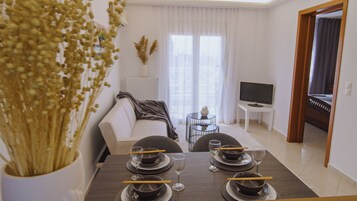 One Bedroom Apartment with Sea View | Sala de estar | TV de tela plana