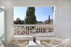 One Bedroom Apartment with Sea View | Vista da sacada