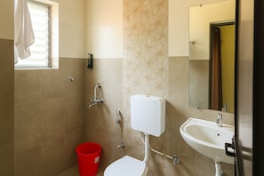 Quarto Duplo Deluxe | Casa de banho | Um secador de cabelo (mediante pedido), toalhas fornecidas, sabão