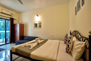 Quarto Deluxe, varanda | Roupa de alta qualidade, com mobília individualizada 