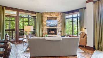 Apartamento em Condomínio Fechado, 3 quartos | Sala de estar | Smart TV, serviços de streaming