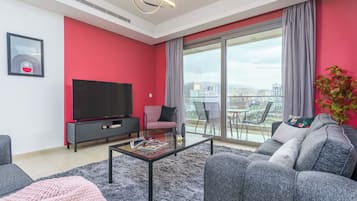 Apartamento, 3 quartos, cozinha, Vista para a cidade | Sala | Smart TV de 55 polegadas com canais por cabo, serviços de streaming