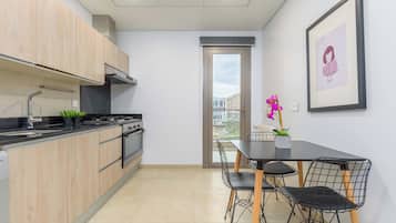 Apartamento, 3 quartos, cozinha, Vista para a cidade | Cozinha privada | Um frigorífico/congelador grande, um micro-ondas, um forno