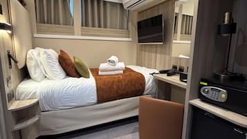 Quarto Individual, 1 cama individual | Minibar com produtos grátis, cofre com capacidade para portátil