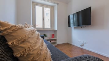 Apartamento, 1 quarto | Área de estar | TV 30 polegadas com canais via satélite