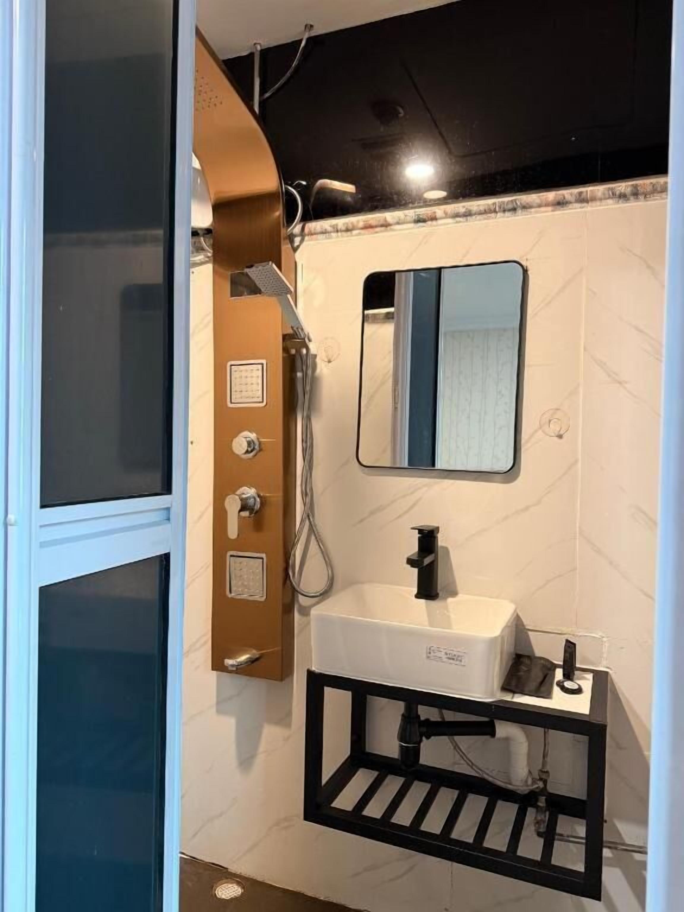 Chuveiro, produtos de toalete grátis, secador de cabelo, bidê