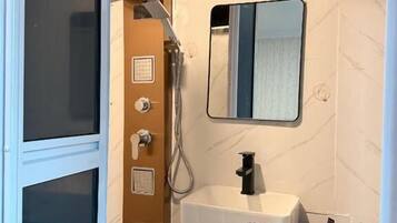 Chuveiro, produtos de toalete grátis, secador de cabelo, bidê