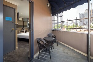 Quarto Duplo Premium, Vista para a cidade | Sala de estar | Smart TV de 30 polegadas com canais por cabo 