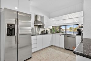 Casa Superior, vista para o canal | Cozinha privada | Uma cadeira de bebé