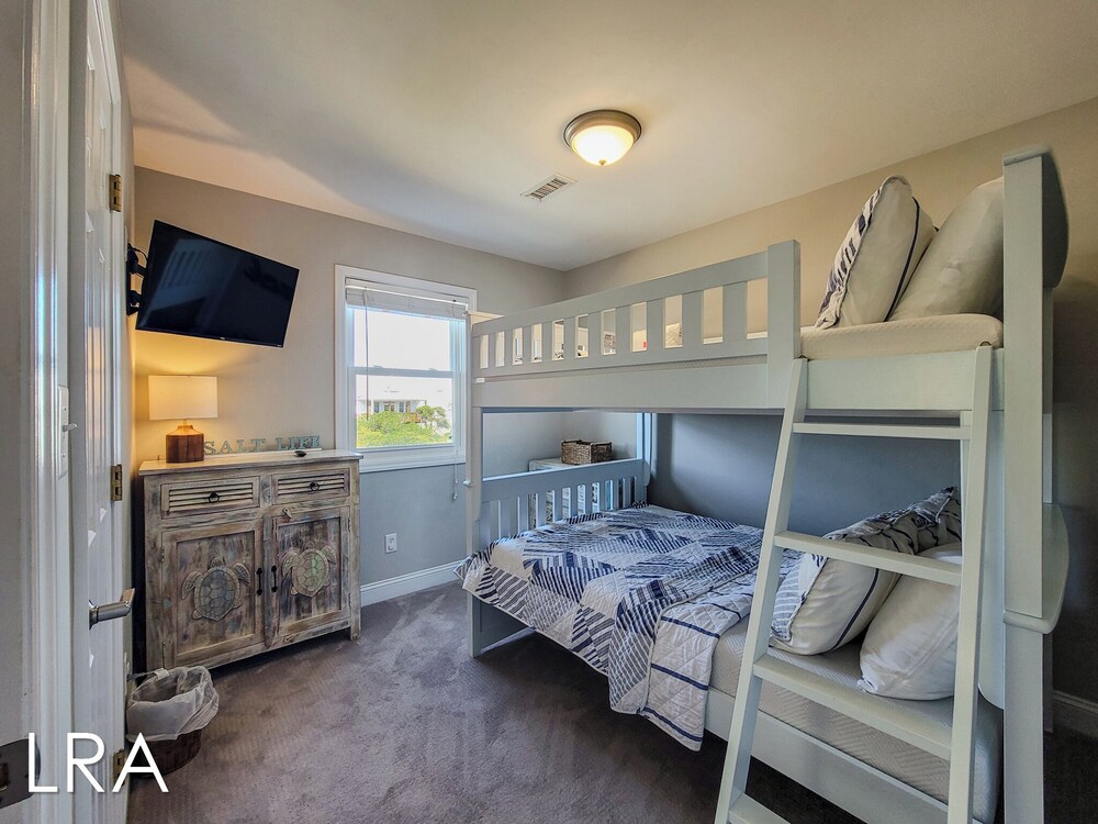 3 Mermaids Grace: Fin-tastic Beach Escape - Surf City | Stayz
