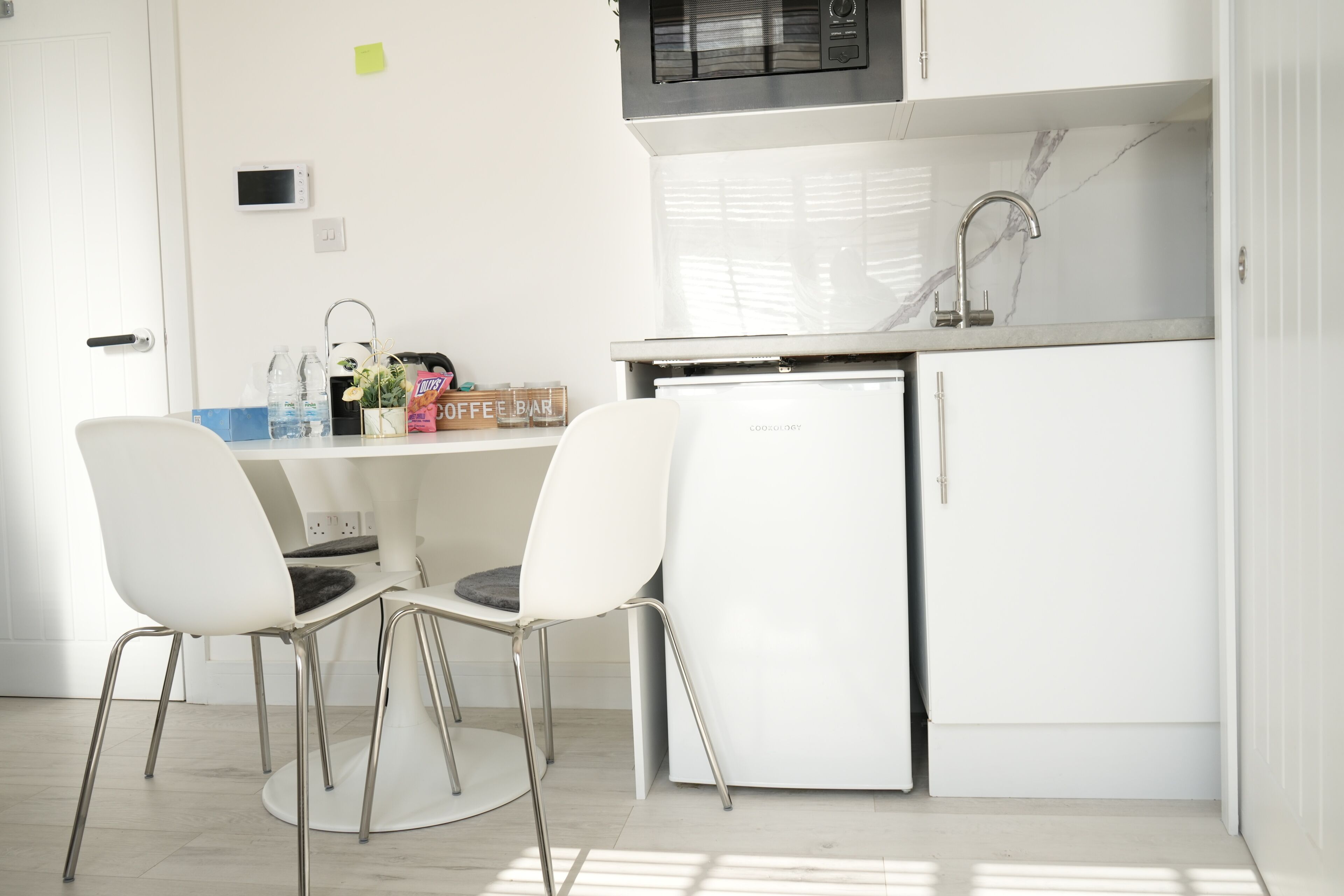 Suite-Estúdio Deluxe, 1 cama king-size | Cozinha privada | Minifrigorífico, um micro-ondas, uma placa de cozinha 