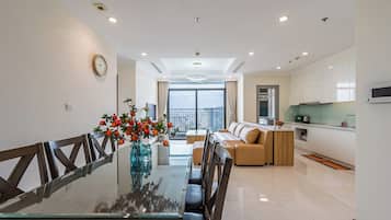 Apartamento Familiar, varanda, Vista para a cidade | Secretária, secretária adequada para computadores portáteis