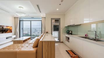 Apartamento Familiar, varanda, Vista para a cidade | Secretária, secretária adequada para computadores portáteis