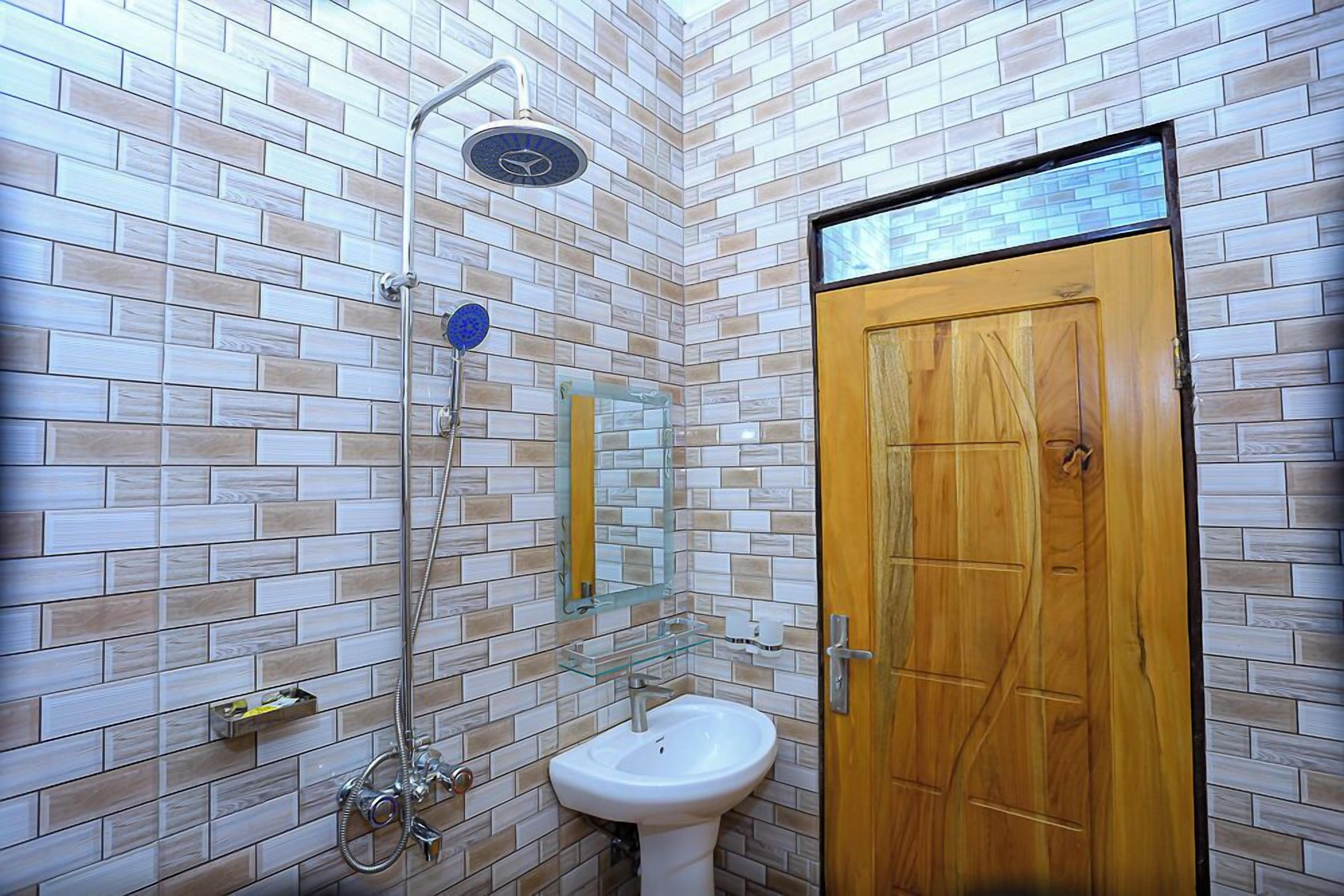 Casa de Campo Deluxe, varanda, vista para o jardim | Casa de banho | Chinelos 