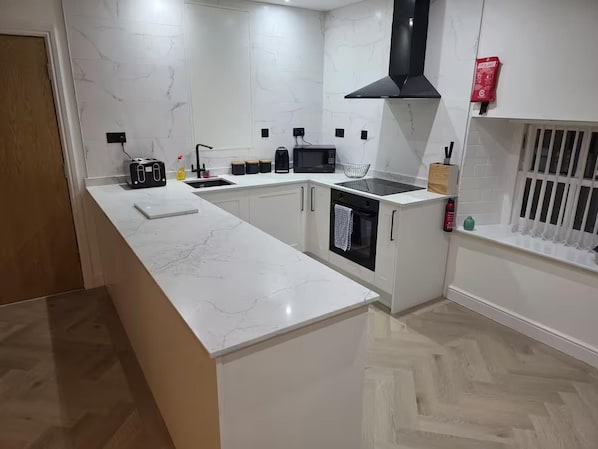 Geladeira, micro-ondas, fogão, cooktop