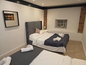 3 quartos, ferros/tábuas de passar roupa, roupa de cama