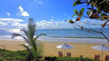 Praia | Na praia, guarda-sóis de praia, toalhas de praia