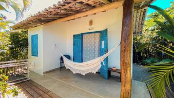 Quarto casal standard, varanda coberta, vista para o jardim | Terraço/pátio