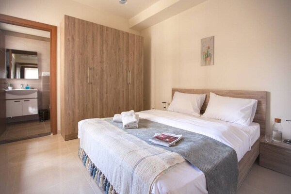 Sioufi - 2-br Apartment With A Balcony - Beirut