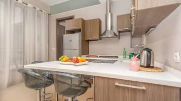 Apartamento, 1 cama de casal, cozinha, Vista para a cidade | Refeições no quarto