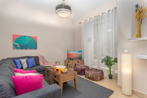 Sirene 1-br Apt Pool & Gym In Gemmayze - Beirut