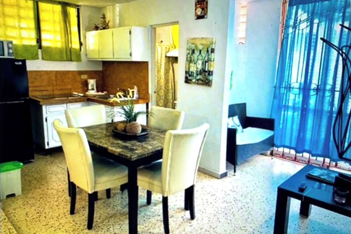 Um espaço compacto com cozinha, área de refeições e um pequeno espaço de estar.