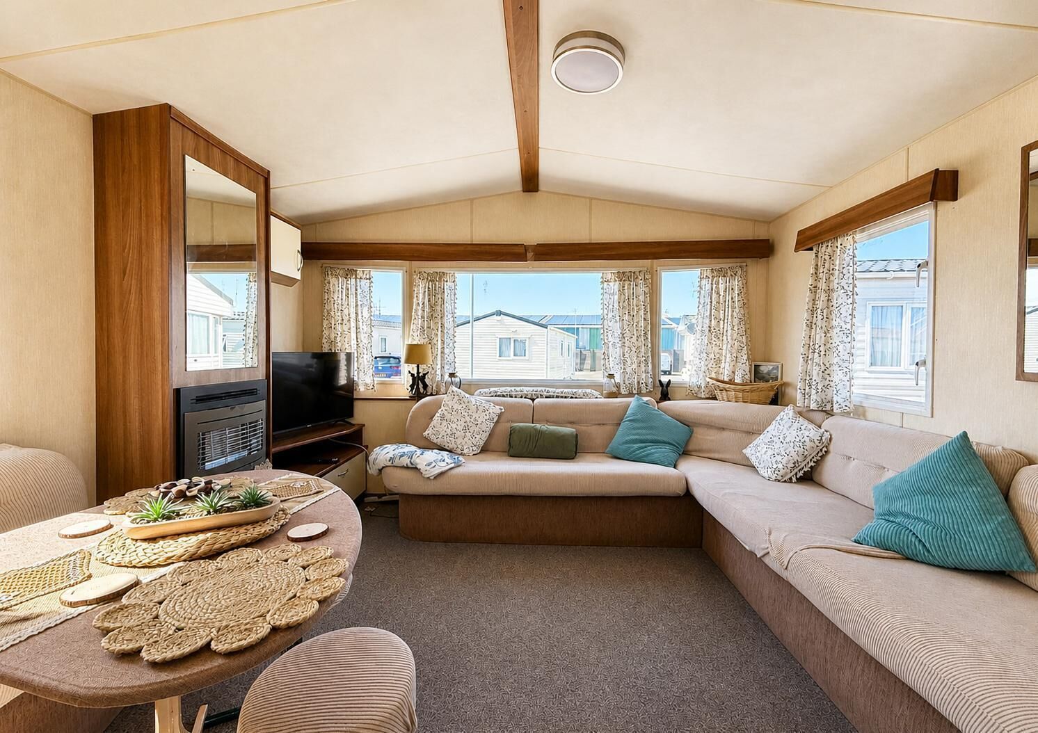 Cosy 8 Berth Caravan At Seawick Holiday Park In Essex, Ref 27833sw - Brightlingsea