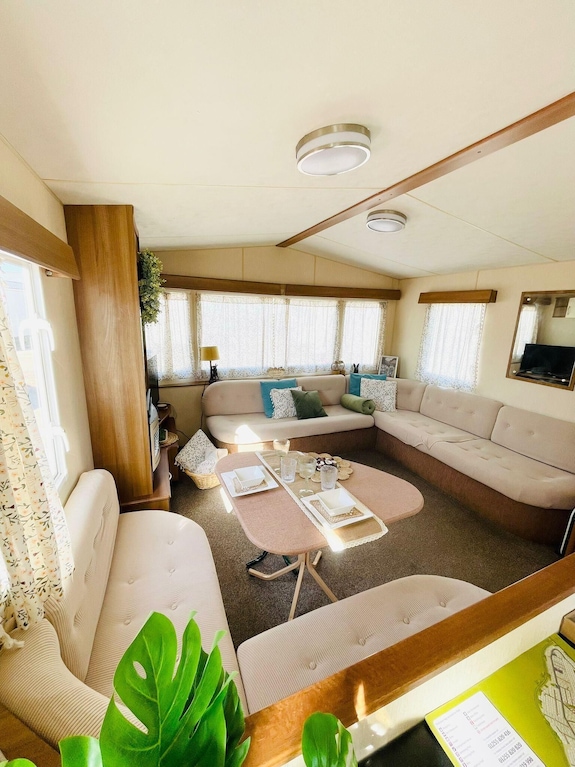 Cosy 8 Berth Caravan At Seawick Holiday Park In Essex, Ref 27833sw - Brightlingsea