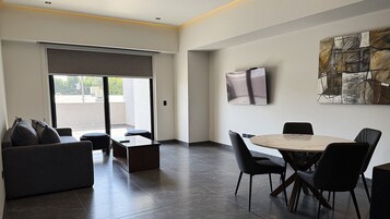 Quarto Duplo Deluxe, vista para o pátio | Sala de estar