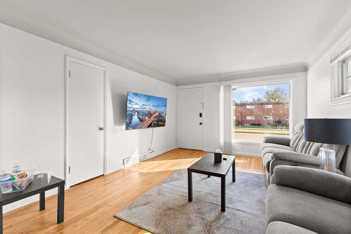 2br Detroit Getaway  1 Block From Joe Louis Greenway And 5 Miles To Downtown - Dearborn, MI