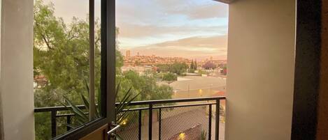 Quarto superior, sacada, vista para a cidade | Terraço/pátio