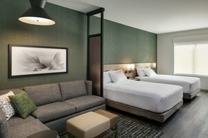 Quarto, 2 camas Queen | Escrivaninha, cortinas blackout, ferros/tábuas de passar roupa