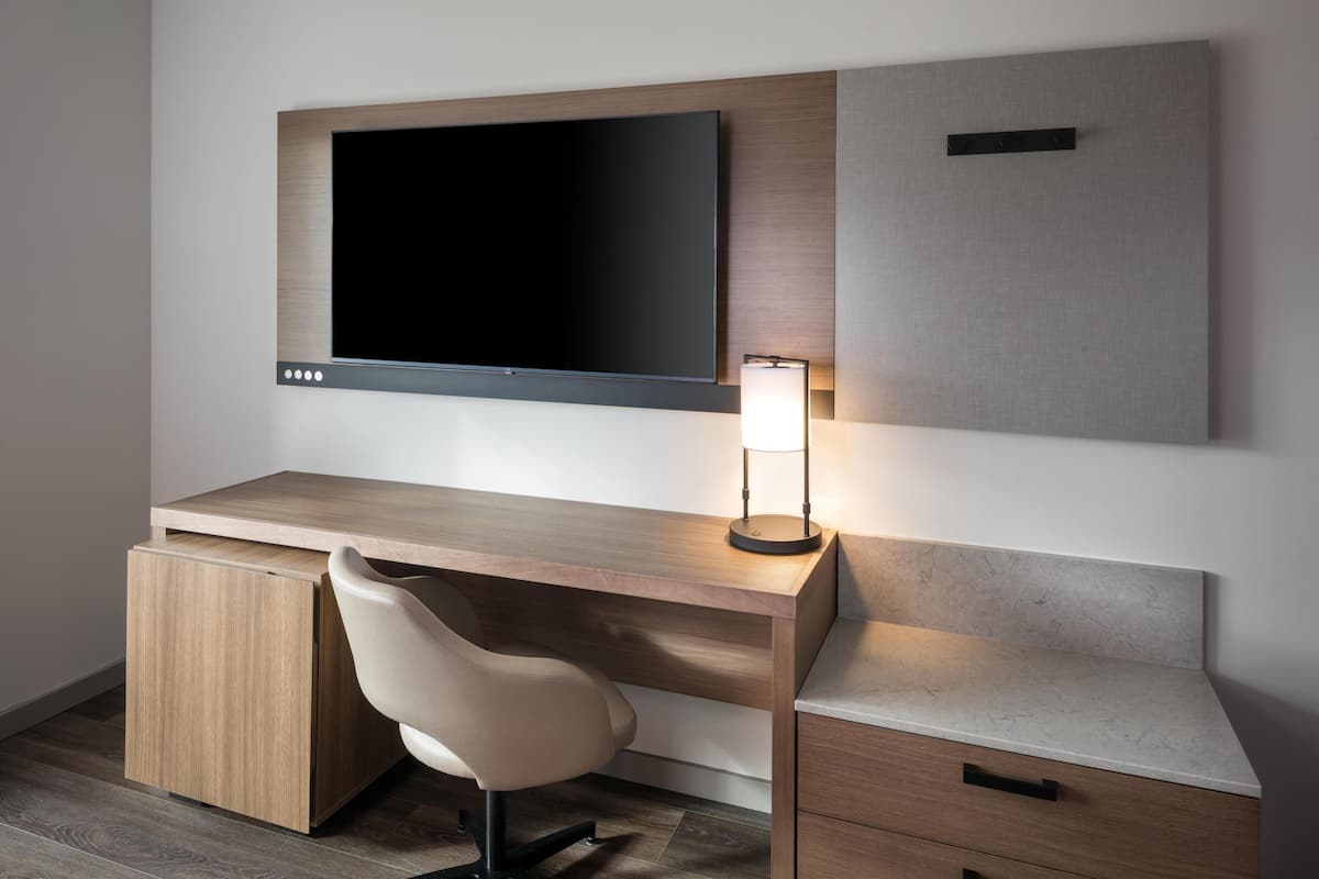 Quarto, 2 camas queen-size, vista para a montanha | Secretária, cortinas/cortinados opacos, ferro/tábua de engomar
