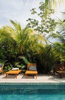 Piscina exterior, espreguiçadeiras
