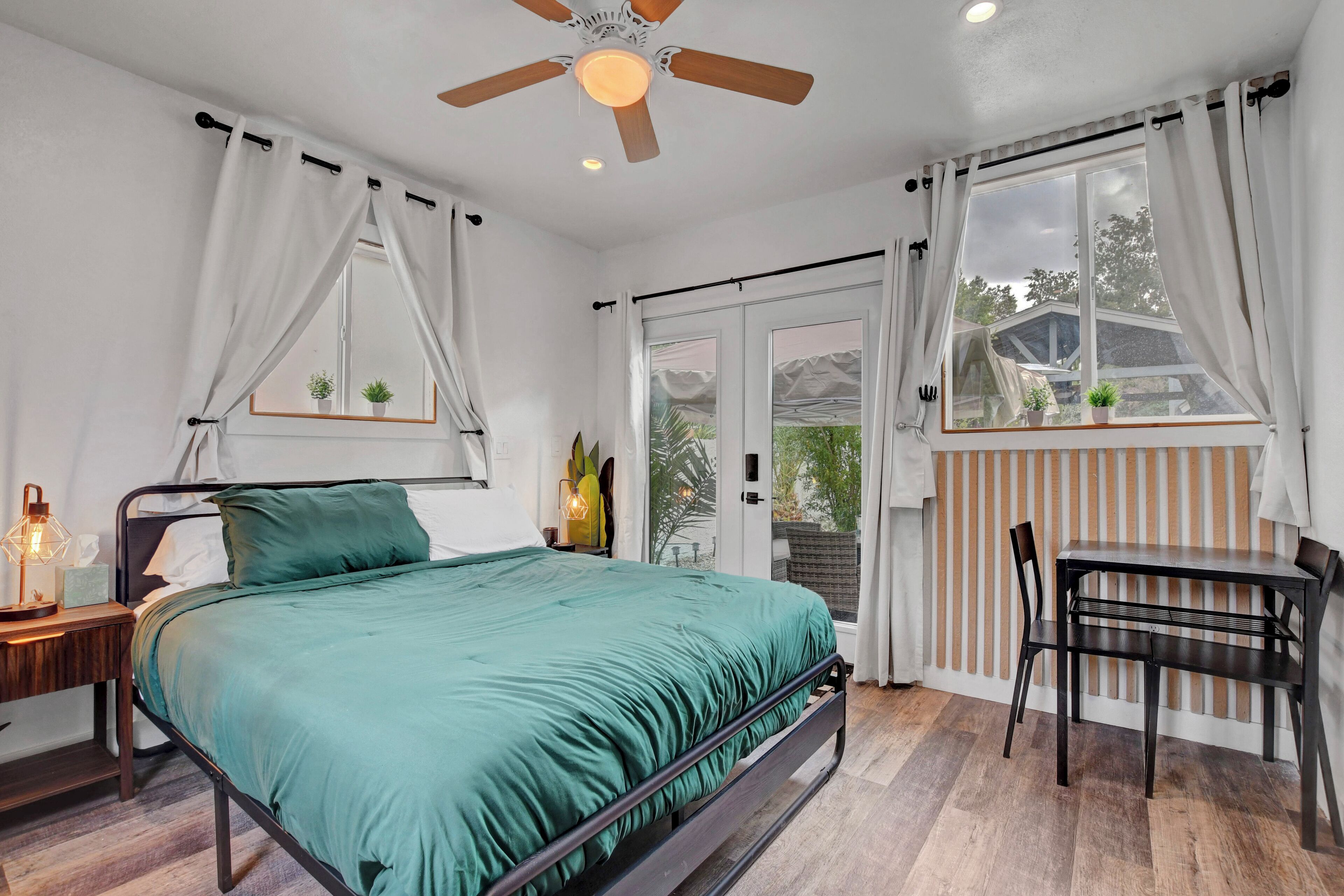 New! The Casita Sol, Fireplace, Backyard, Quiet - Las Vegas, NV