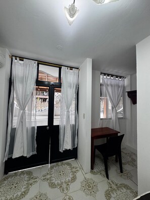 Quarto solteiro conforto | Escrivaninha, Wi-Fi de cortesia, roupa de cama