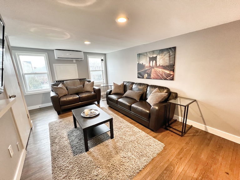 Modern Comfort Meets Convenience 3bd-2ba Apartment In Windsor - Windsor