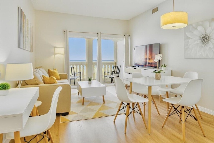 Modern 1br Suite W/ Full Kitchen & Balcony Near Epic Universe & Icon Park - Disaster!, Orlando