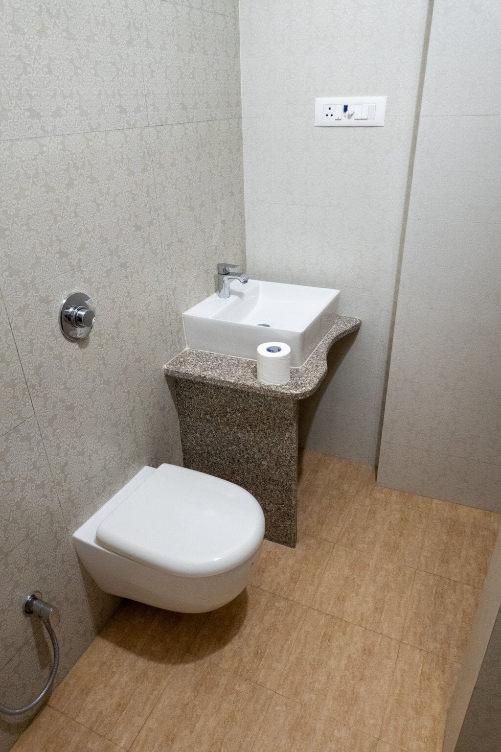 Quarto Duplo Standard | Casa de banho | Chinelos 