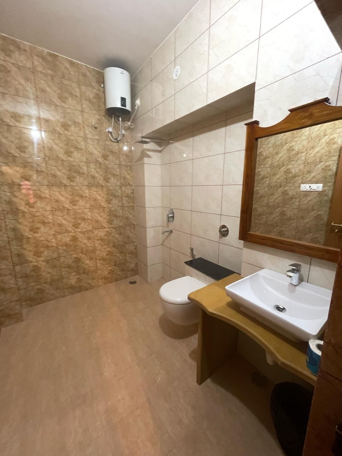 Quarto Duplo Deluxe | Casa de banho | Chinelos 