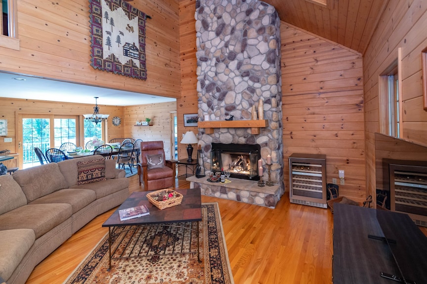 Log Home Luxury, Comfort Defined And Moonbeam Views! Access To Owners' Club Fun! - Galena, IL