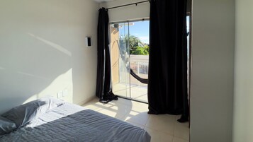 Apartamento | Espaço de trabalho para notebook, cortinas blackout
