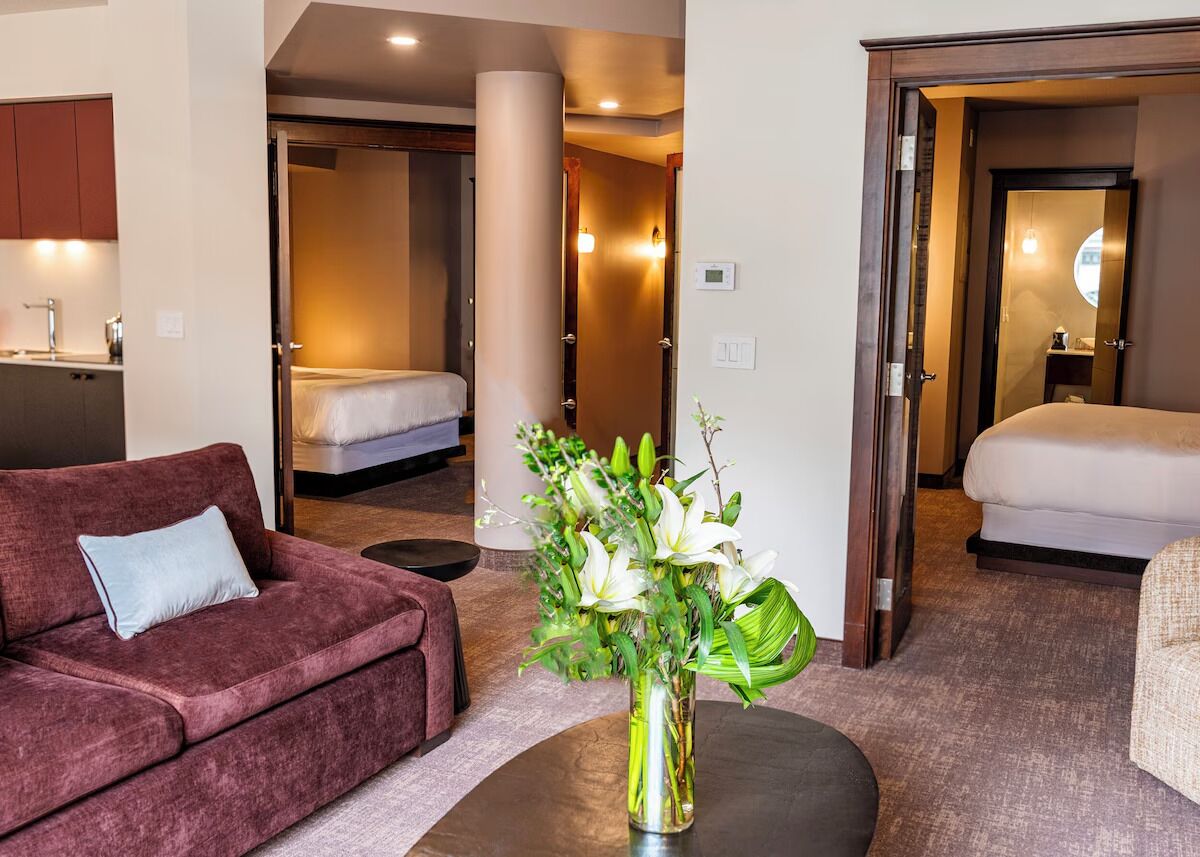 Beautifully Designed Suite With Kitchen And Dining Area Perfect For Long Stays - Longueuil